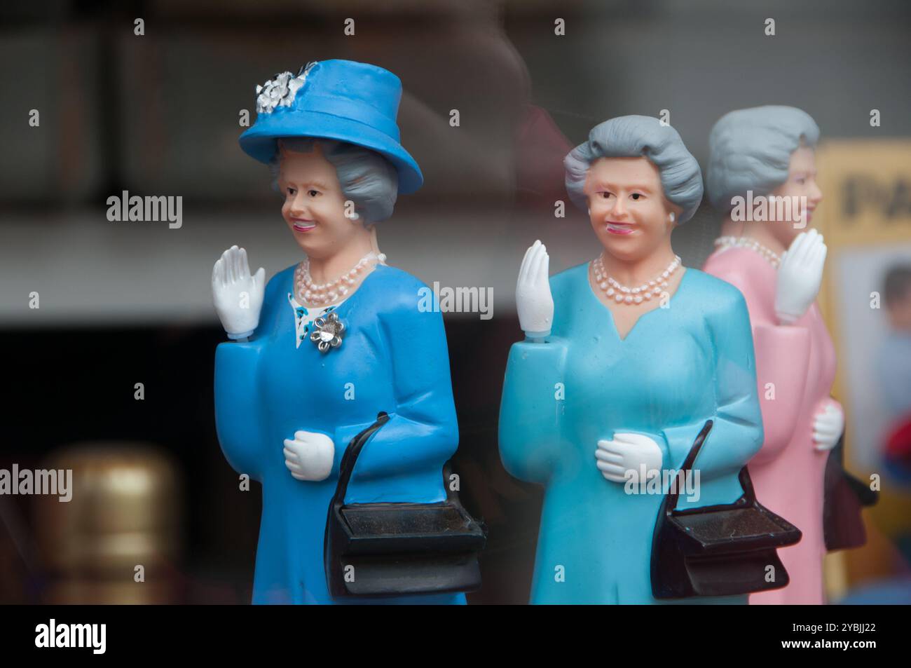 Souvenir shop display of models of queen elizabeth ii -Fotos und ...