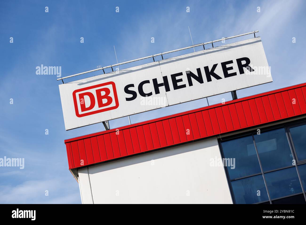 Eching, Deutschland. Oktober 2024. Das DB Schenker Logo ist am 17 ...