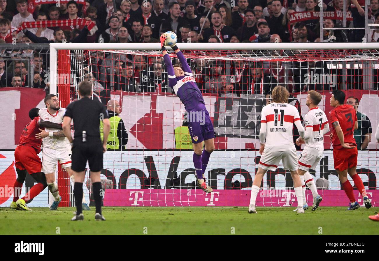 München, Deutschland. Oktober 2024. Strafraumszene, Torraumszene Torwart Alexander Nuebel VfB ...