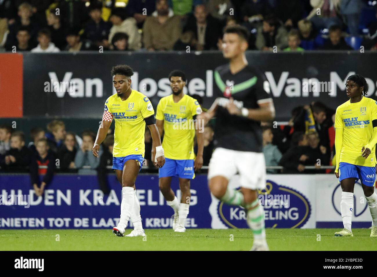 WAALWIJK - (l-r) Godfried Roemeratoe vom RKC Waalwijk, Mees Hilgers vom FC Twente, Denilho ...
