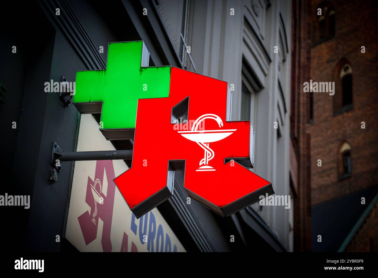 Logo an einer Apotheke. Äskulapschlange und Arzneikelch, Schale der ...