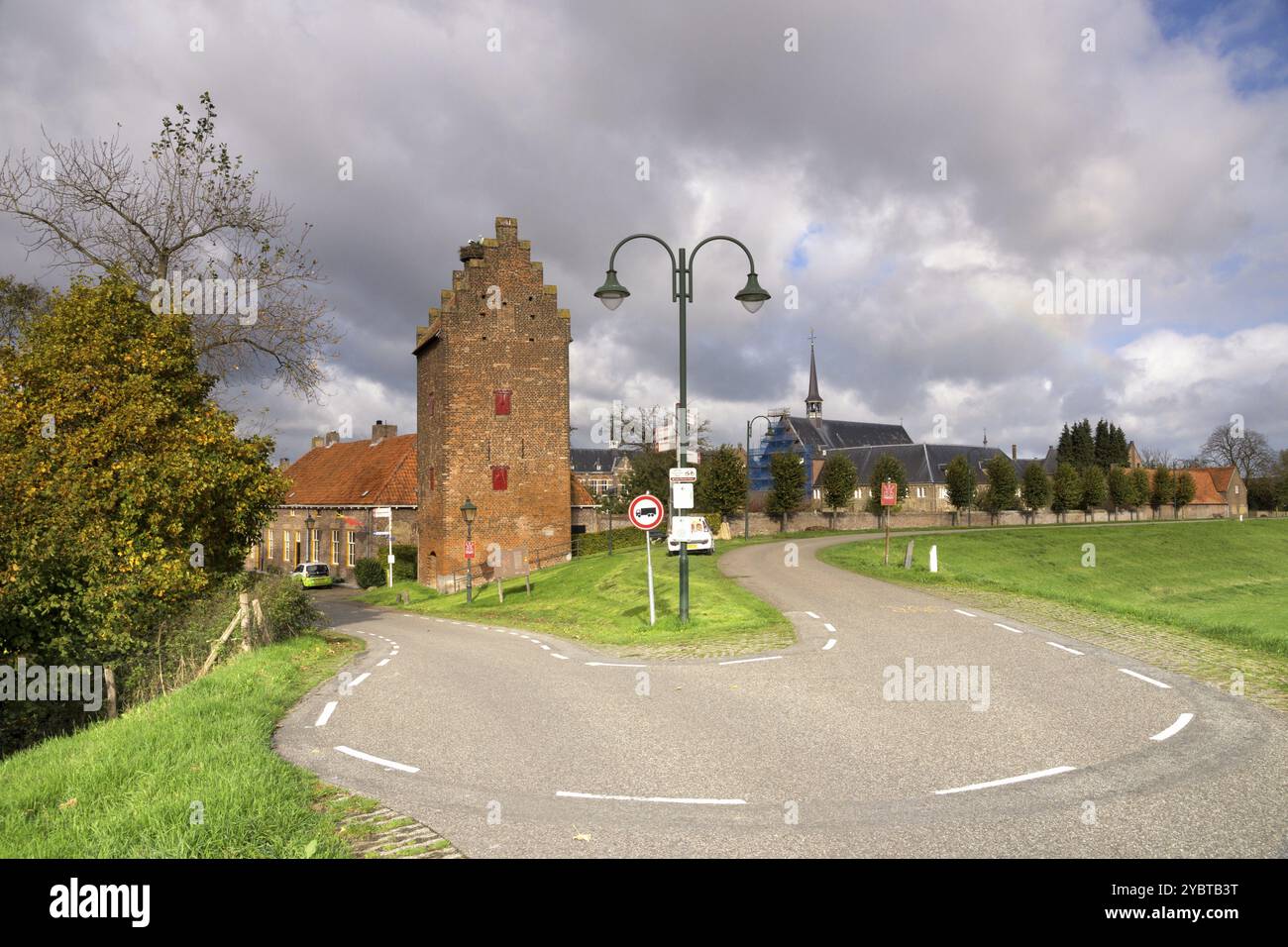 Blick vom Deich an der Gefangenen Turm in das niederländische Dorf ...