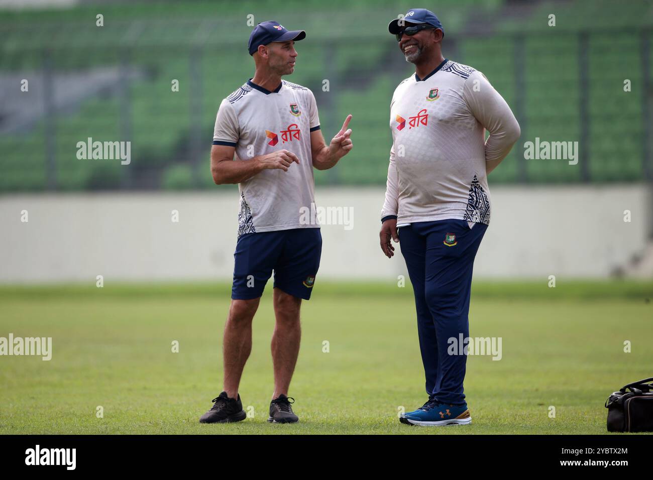 Phil Simmons (R) und Batting-Trainer Andre Adams während des ...