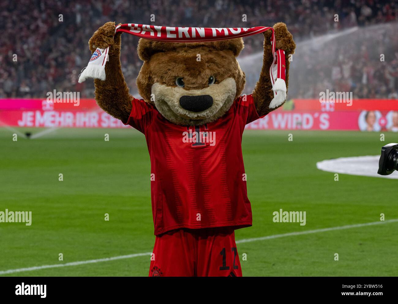 Maskottchen Berni (FC Bayern München). GER, FC Bayern München gegen VfB ...