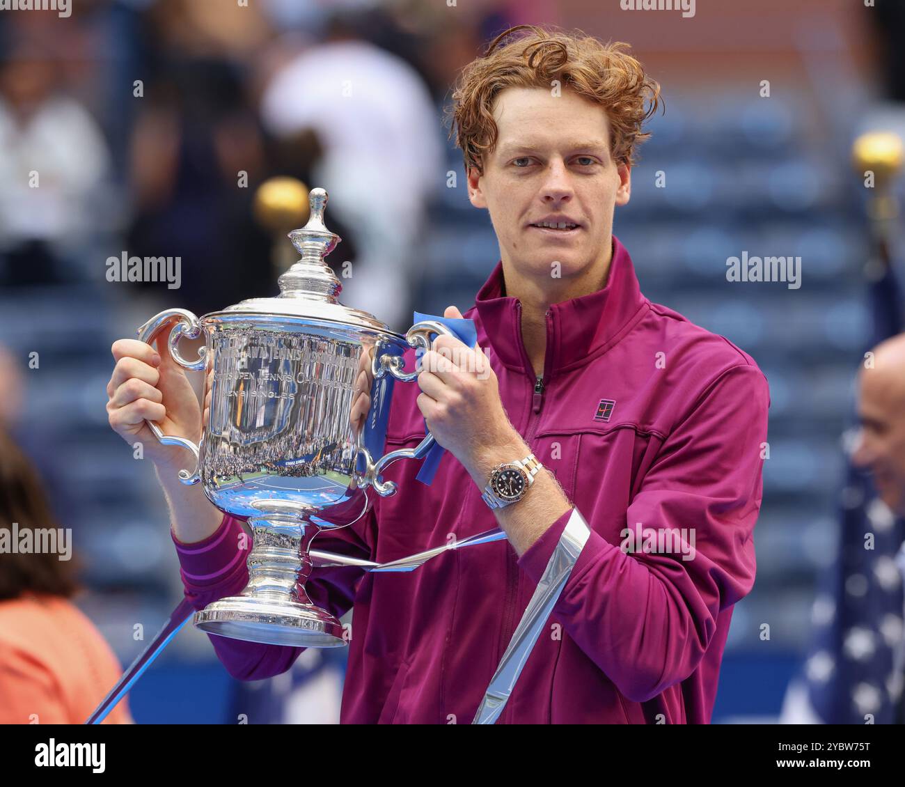 Tennisspieler Jannik Sinner aus Italien hält die Trophäe während der Präsentation bei den US ...
