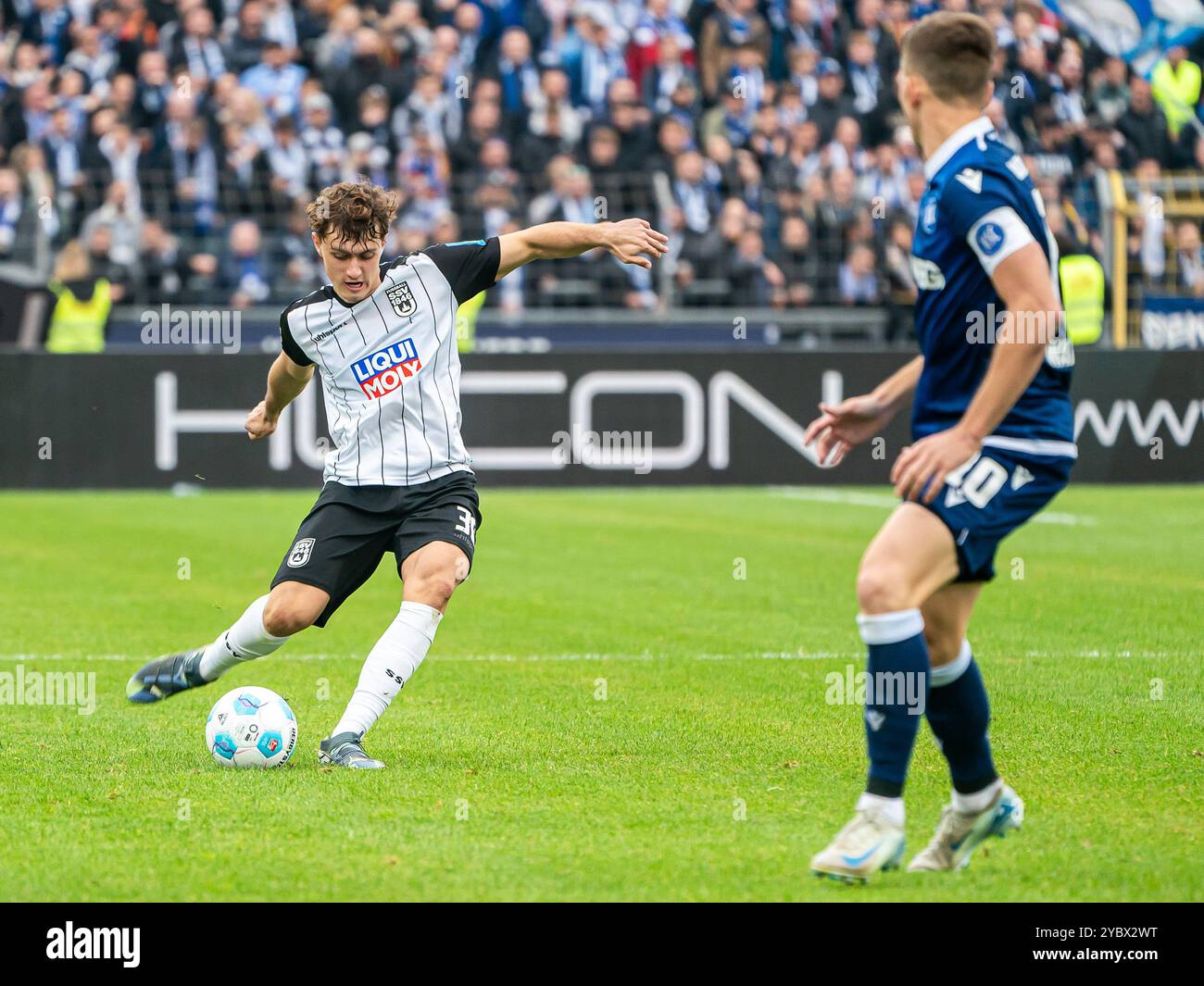 Maurice Krattenmacher (SSV Ulm 1846, #30) schlaegt eine Flanke, GER ...