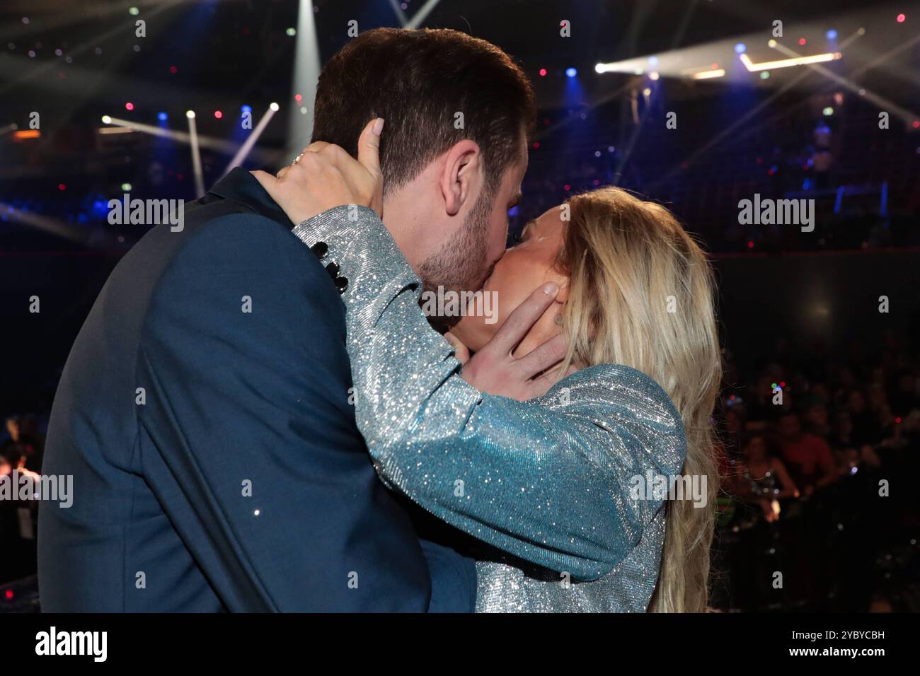 Sänger Eric Phillippi gibt Sängerin und Freundin Michelle einen Kuss nach der Show - ARD Live ...