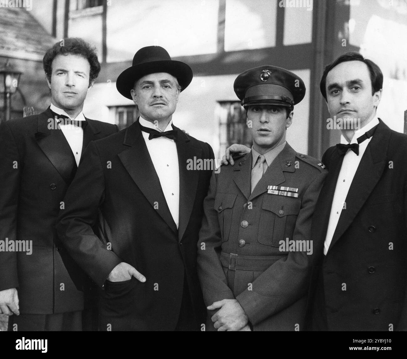JAMES CAAN, MARLON BRANDO, AL PACINO und JOHN CAZALE in einer Szene aus ...