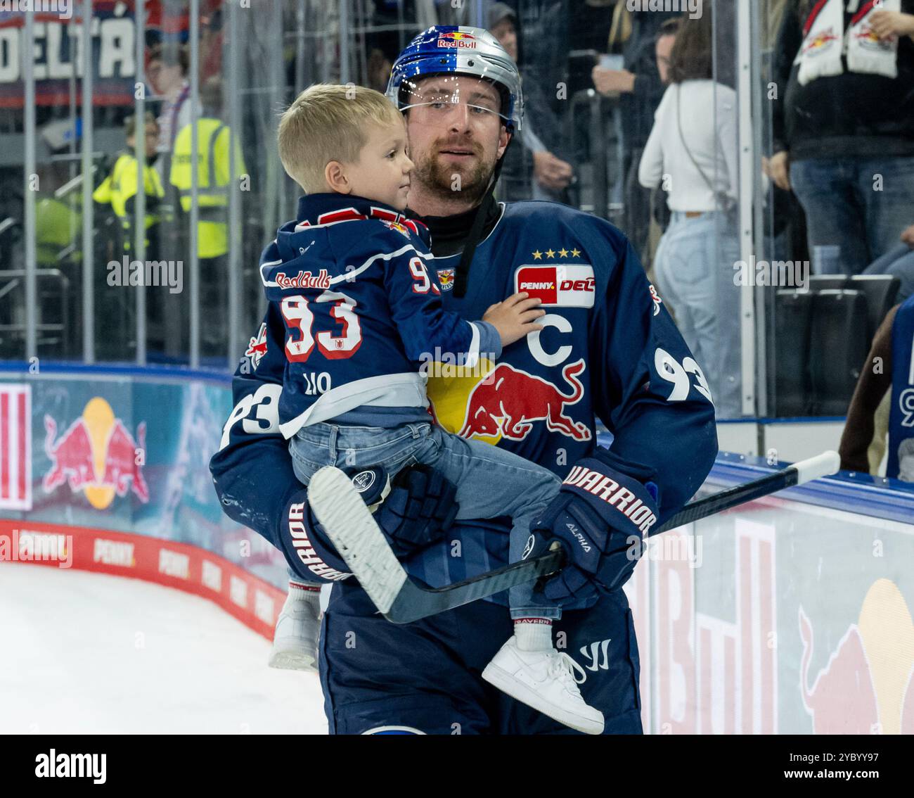 Maximilian Kastner (EHC Red Bull Muenchen, #93) freut sich mit dem Sohn ...