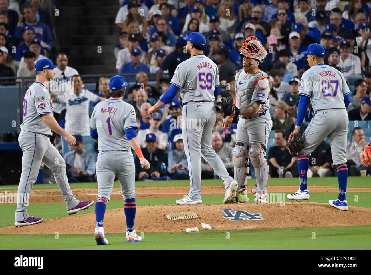 Los Angeles, Usa. Oktober 2024. New York Mets Infield hält ein ...