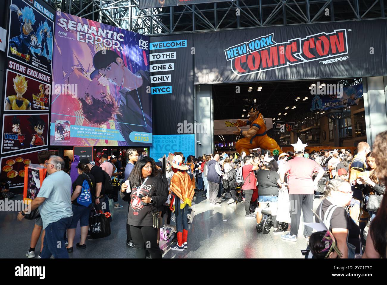 Die Leute schauen sich die New York Comic Con 2024 am 20. Oktober 2024 ...
