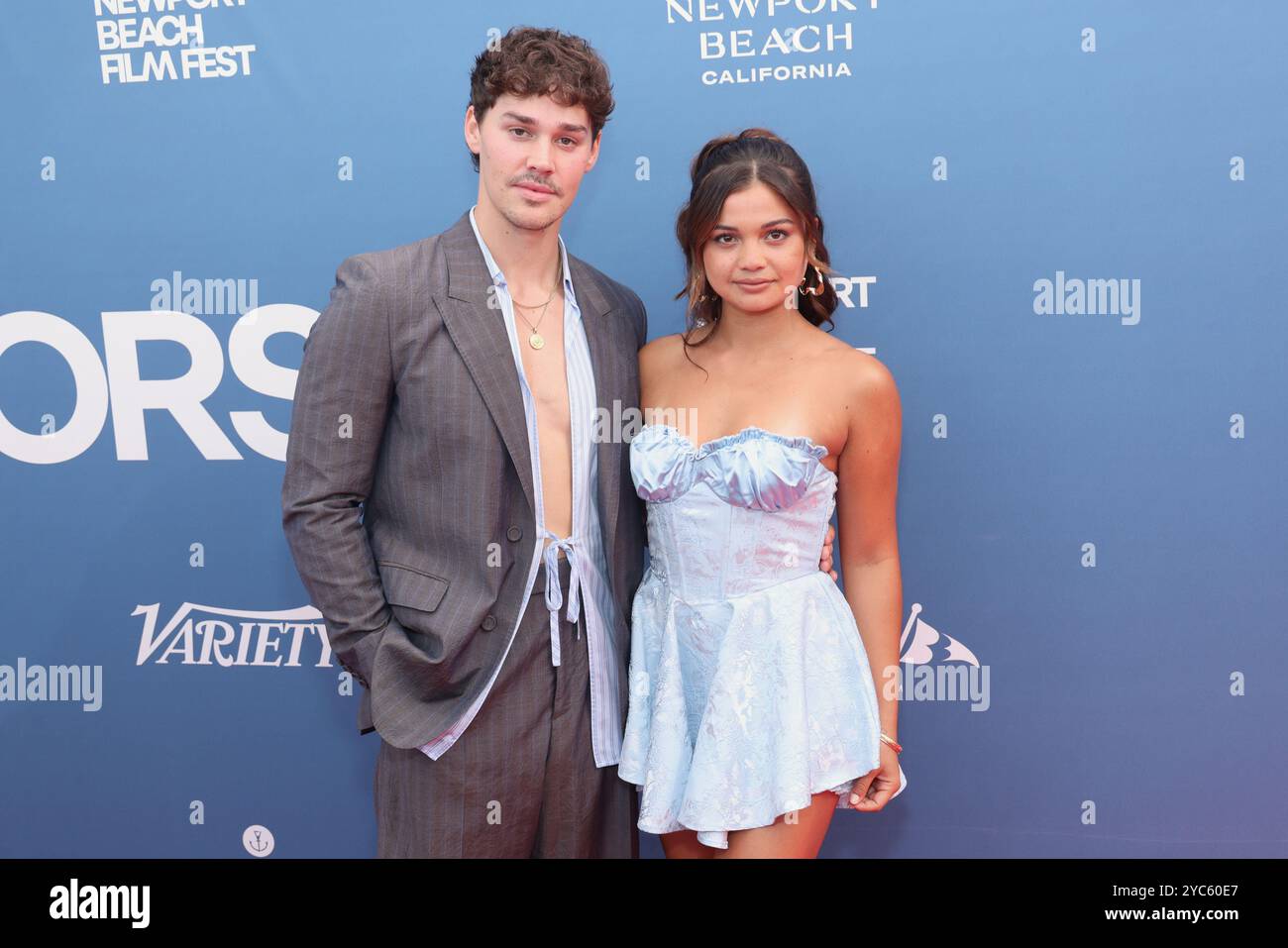 Noah Beck und Siena Agudong nehmen am 20. Oktober 2024 am Newport Beach ...