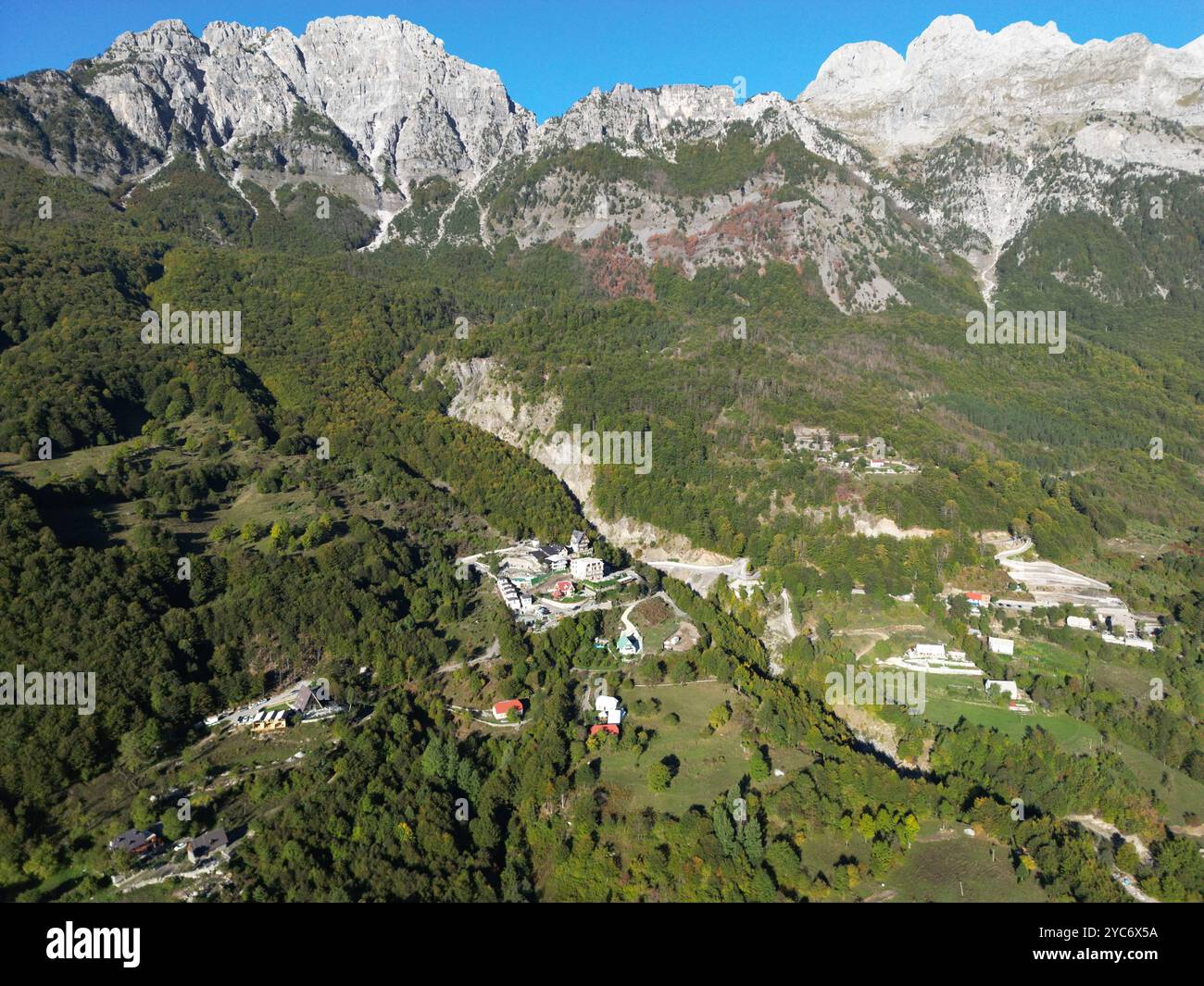 Das Dorf Theth in Albanien ist der höchste Punkt der albanischen Alpen ...