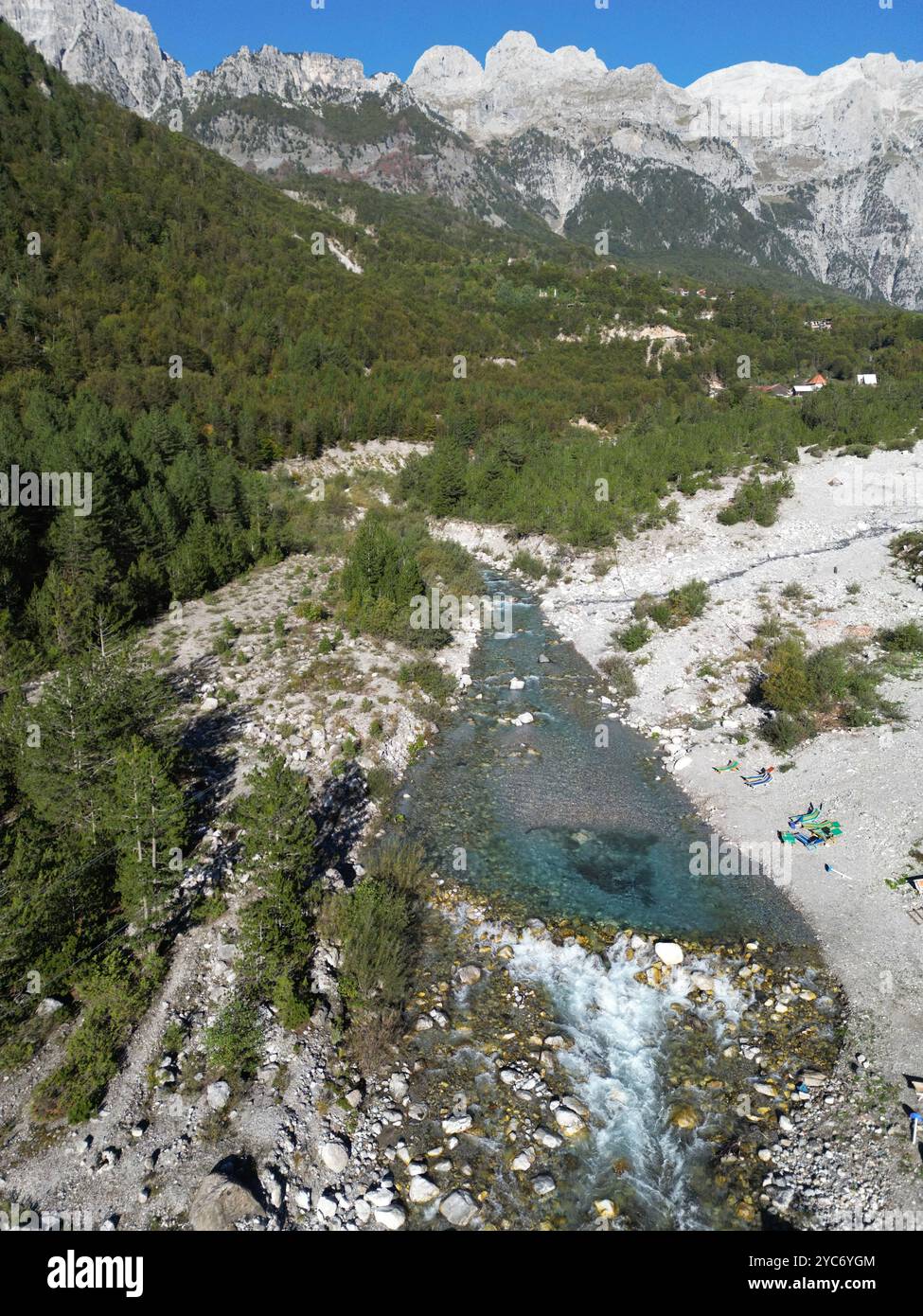 Das Dorf Theth in Albanien ist der höchste Punkt der albanischen Alpen ...