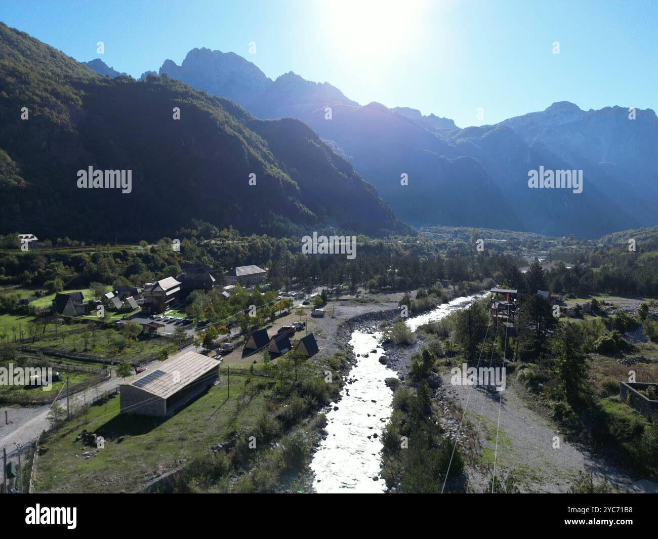 Das Dorf Theth in Albanien ist der höchste Punkt der albanischen Alpen ...