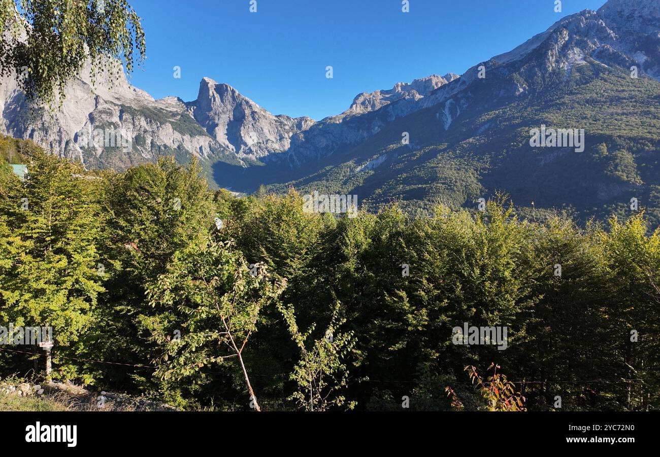 Das Dorf Theth in Albanien ist der höchste Punkt der albanischen Alpen ...