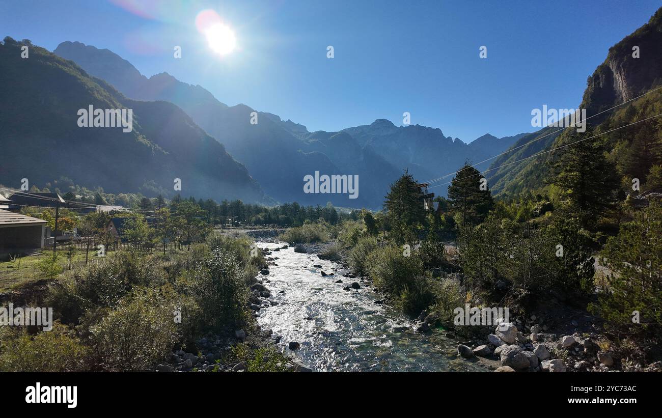 Das Dorf Theth in Albanien ist der höchste Punkt der albanischen Alpen ...