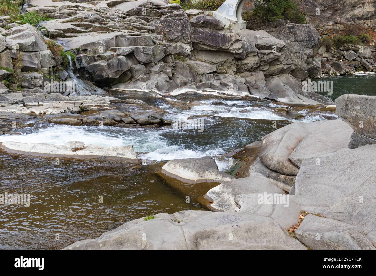Bergfluss mit Steinen. Schneller Wasserstrom. Wasser Fototextur. Grau ...