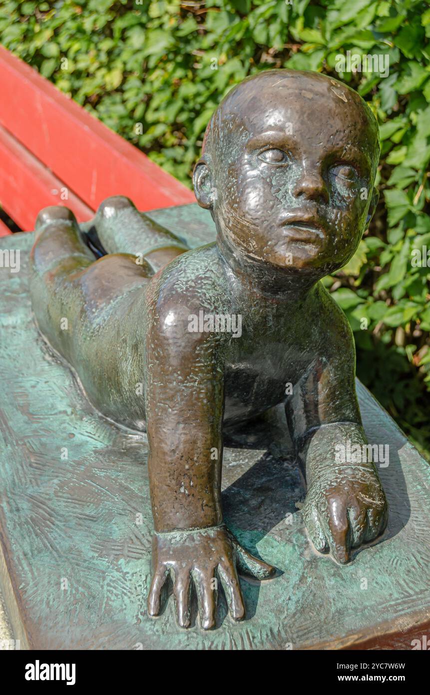 OSLO, NORWEGEN - 18. JULI 2014: Statuen, die Babys darstellen, in der ...