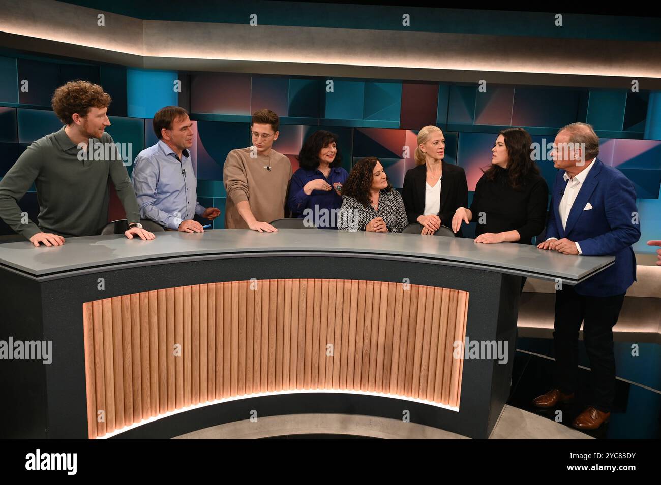 Moderator Louis Klamroth, Bankfachwirtin Heike Oeser. Geschäftsführerin ...