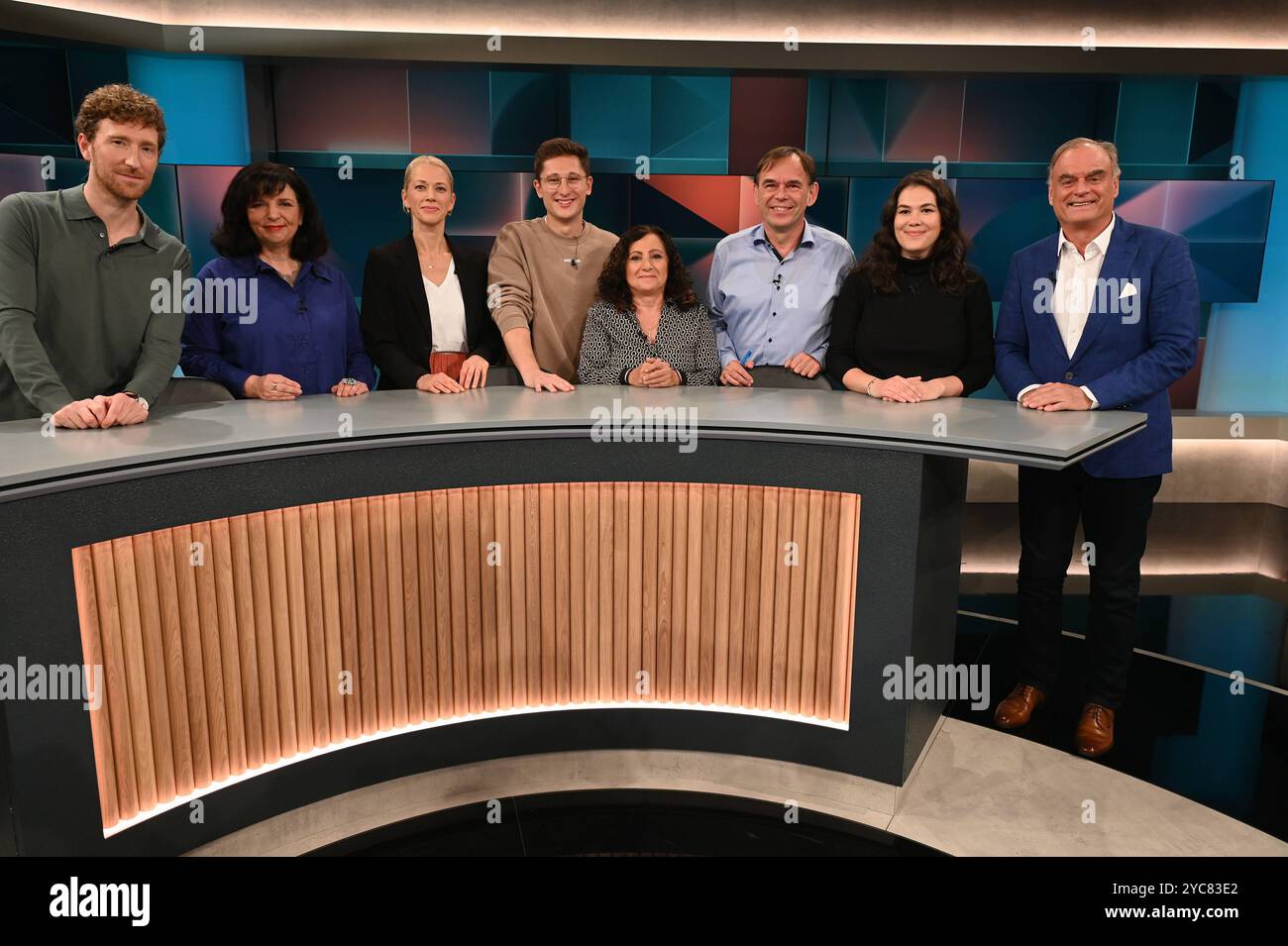 Moderator Louis Klamroth, Bankfachwirtin Heike Oeser. Geschäftsführerin ...