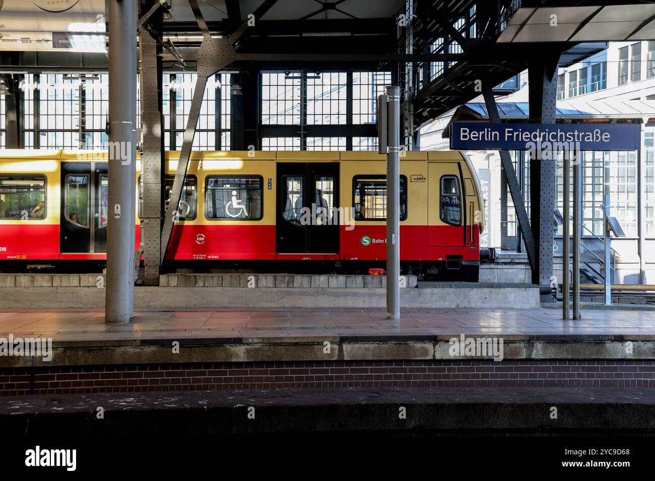 Eisenbahnverkehr am Bahnhof Berlin-Friedrichstraße. S-Bahn Zug der Berliner S-Bahn. Wegen ...