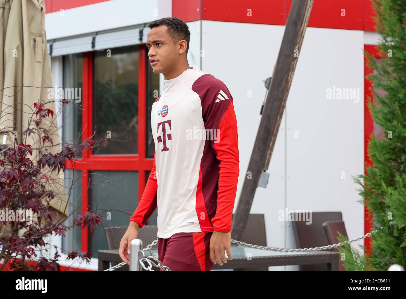Tarek Buchmann (FC Bayern München, 28) Oberkoerper, auf dem Weg von der ...
