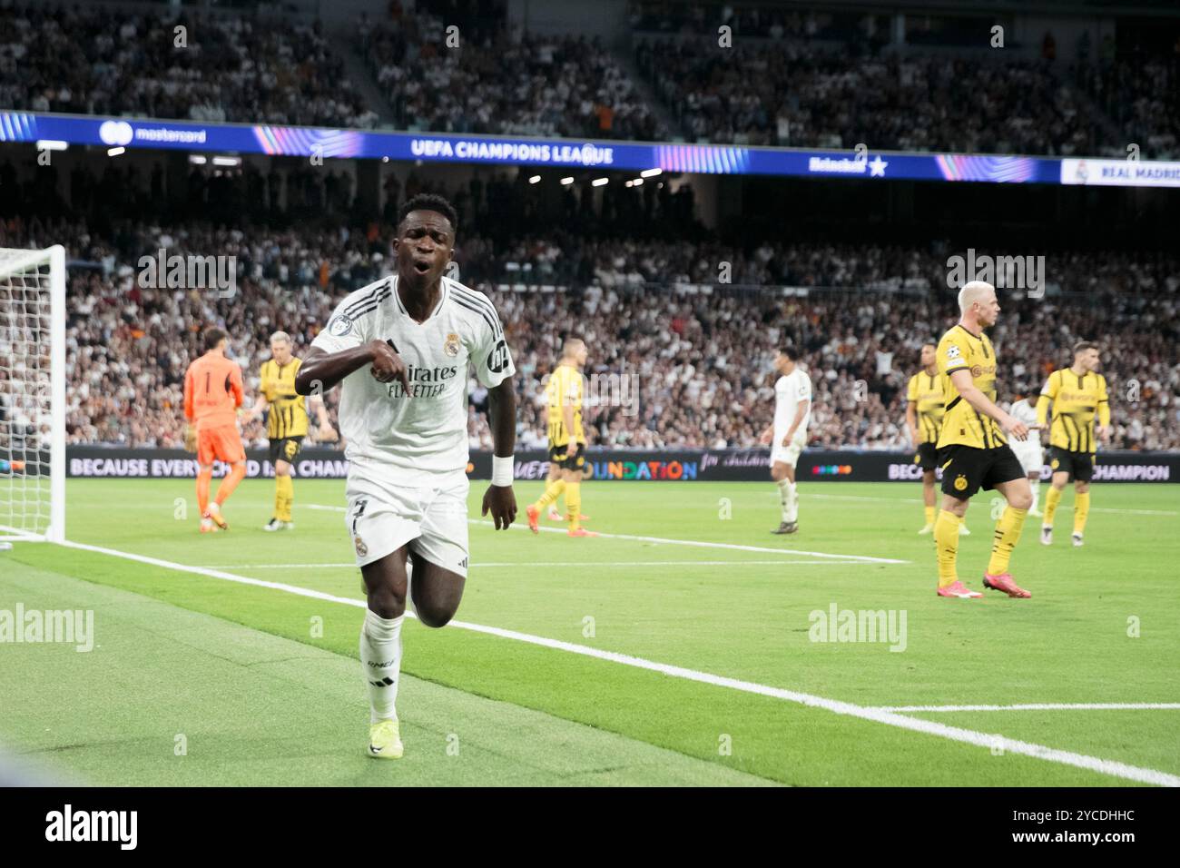 MADRID, SPANIEN - 22. Oktober: Vinicius jr von Real Madrid feiert ein Tor beim Spiel der UEFA ...