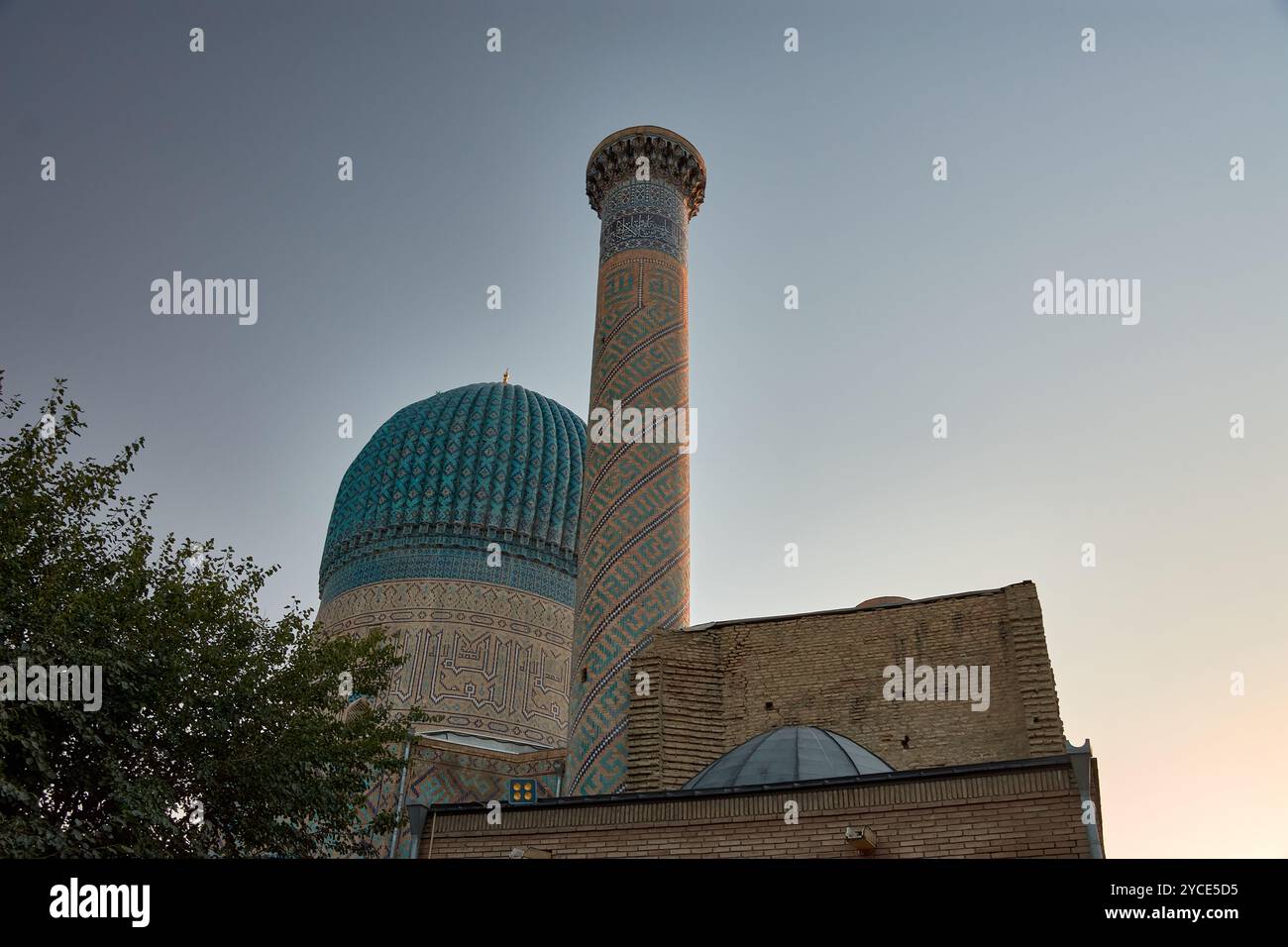 Atemberaubende blaue Kuppel und hoch aufragendes Minarett des Gur-e ...