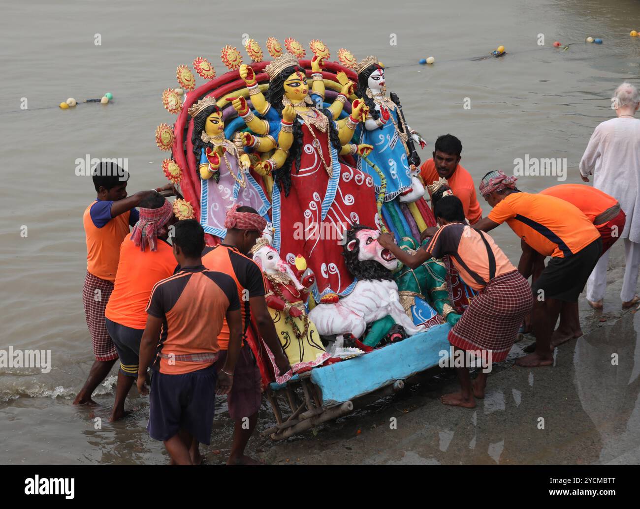 Durga Puja Festival in Kalkutta, Indien Indianer tauchen ein Idol der hinduistischen Göttin ...