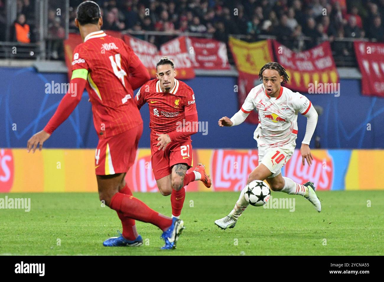 Xavi Simons (RB Leipzig, #10), Kostas Tsimikas (FC Liverpool, #21 ...
