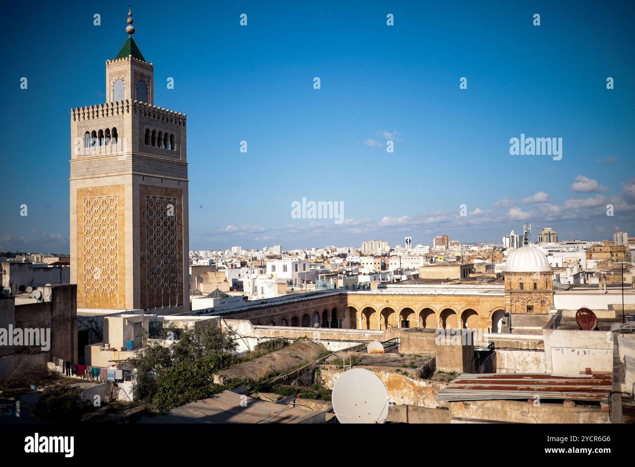 Tunis, Tunesien. 21. Februar 2024. Ein Blick auf das Minarett der Al ...