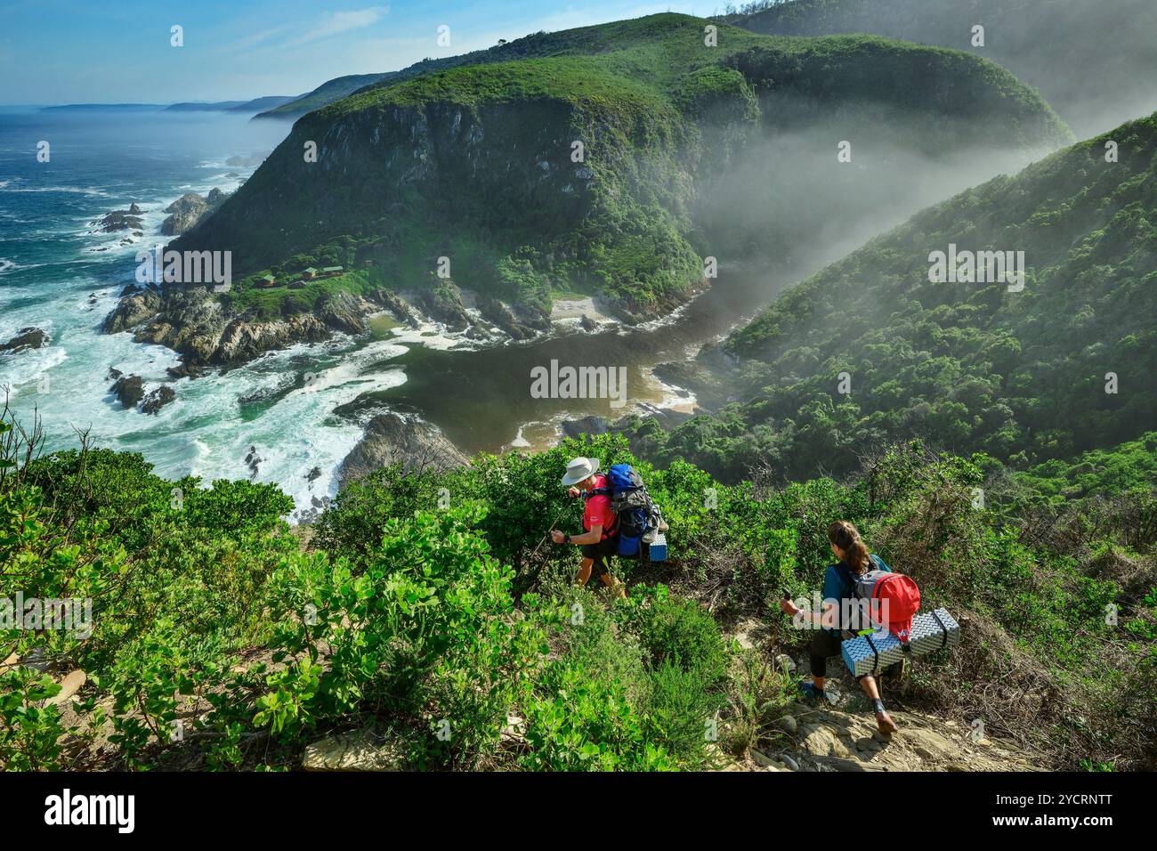 Zwei Personen, die den Otter Trail zum Lottering River hinabfahren, Otter Trail, Tsitsikamma ...