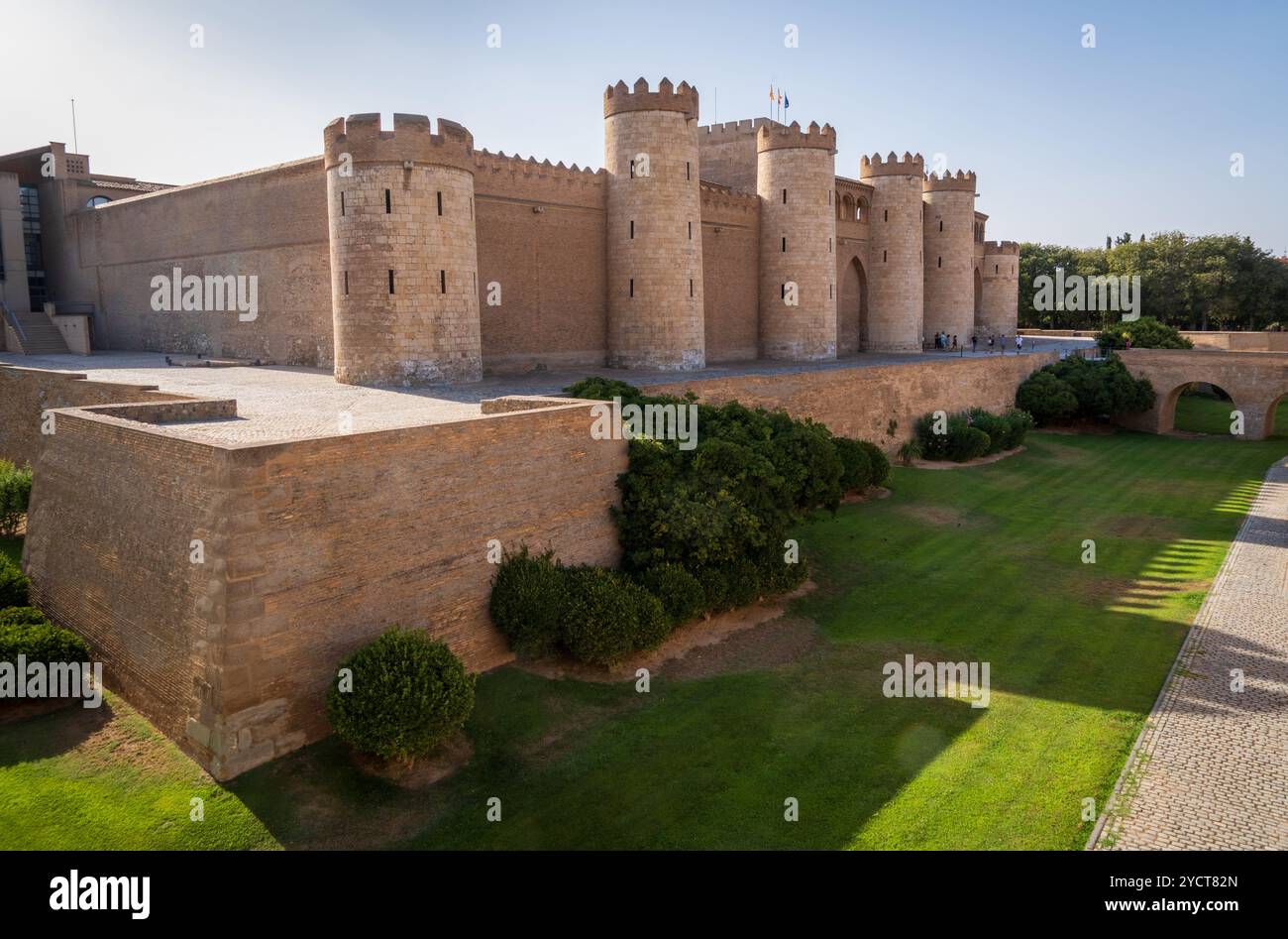 Der Aljafería-Palast ist ein befestigter mittelalterlicher Palast, der ...