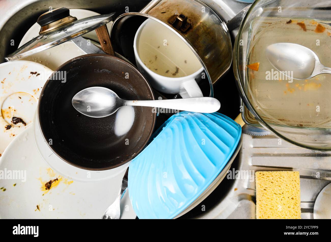 Geschirr im waschbecken -Fotos und -Bildmaterial in hoher Auflösung – Alamy