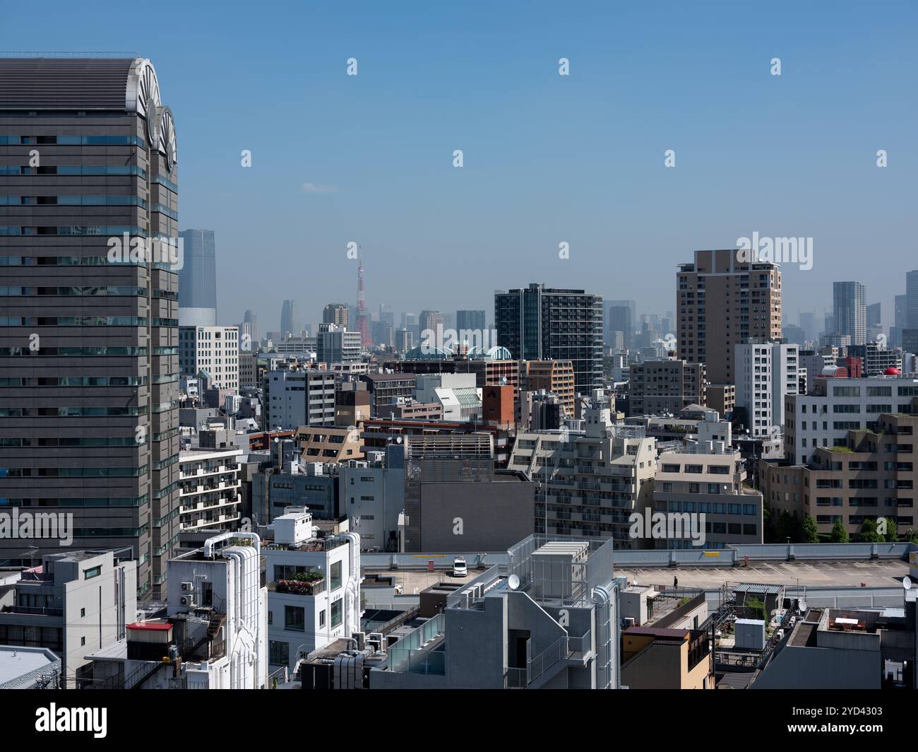 Blick auf Tokio vom Ebisu-Viertel mit Tokio Tower in der Ferne, Tokio ...