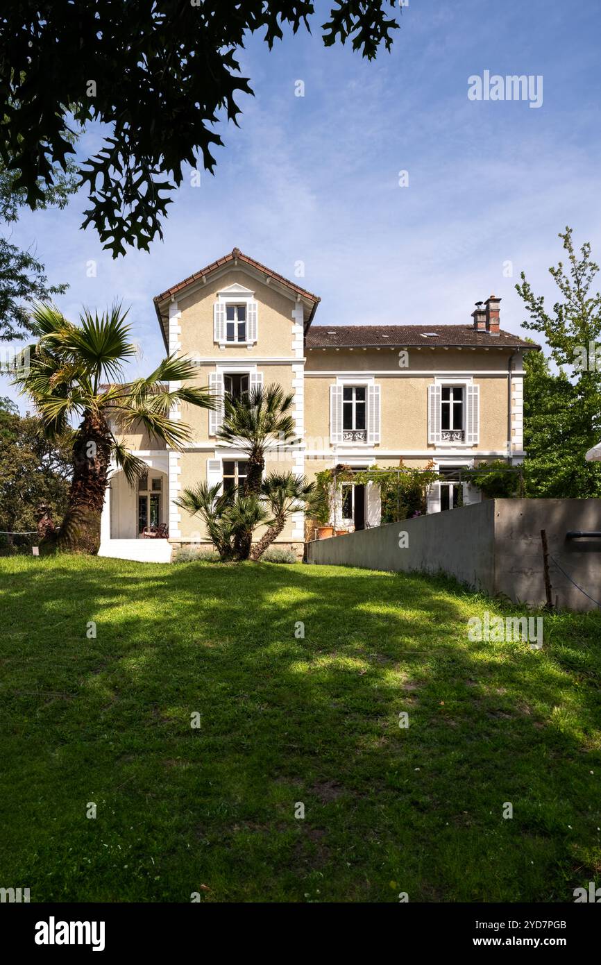 Sonnenbeschienene hausfassade -Fotos und -Bildmaterial in hoher ...