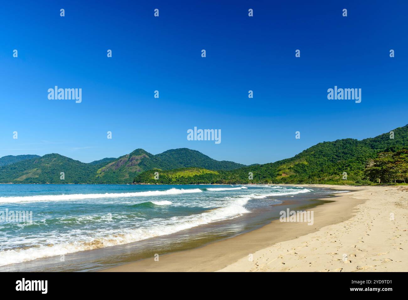 Berg neben dem strand -Fotos und -Bildmaterial in hoher Auflösung – Alamy