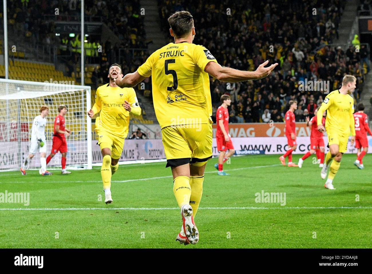 Aachen, Deutschland. Oktober 2024. SASA Strujic (Alemannia Aachen, 5) jubelt über sein Tor zum 2 ...