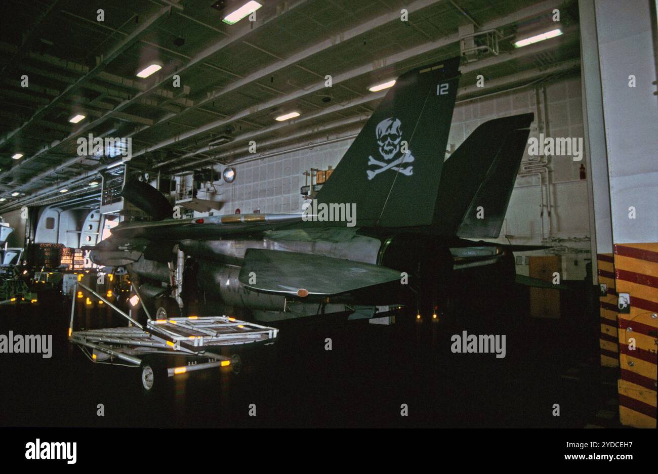 Ein Kampfflugzeug der US Navy vom Typ F-14B Tomcat der Strike Fighter ...