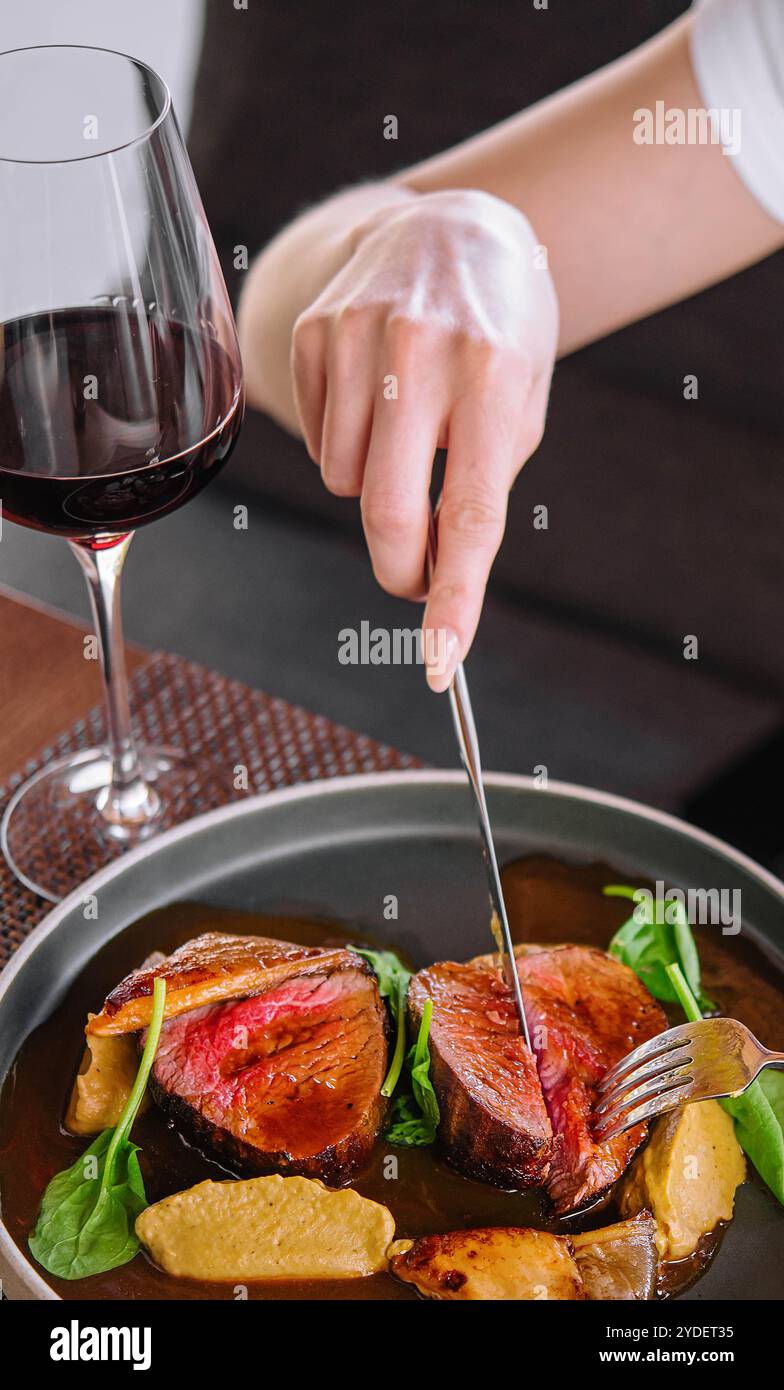 Weiblicher oberschenkel -Fotos und -Bildmaterial in hoher Auflösung – Alamy