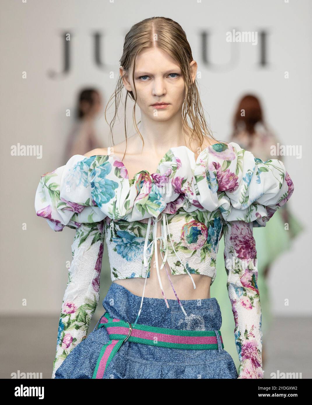 Model läuft auf dem Laufsteg für Juzui von der Taoray Wang Fashion Show ...