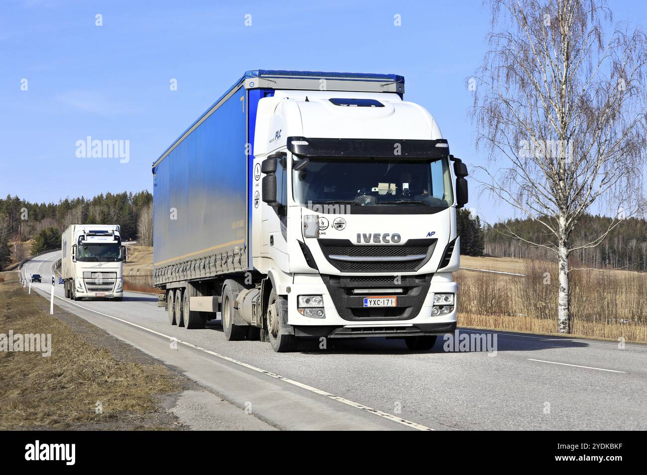 Gütertransport mit zwei weißen schweren Lkws. Die LKW Iveco NP und ...