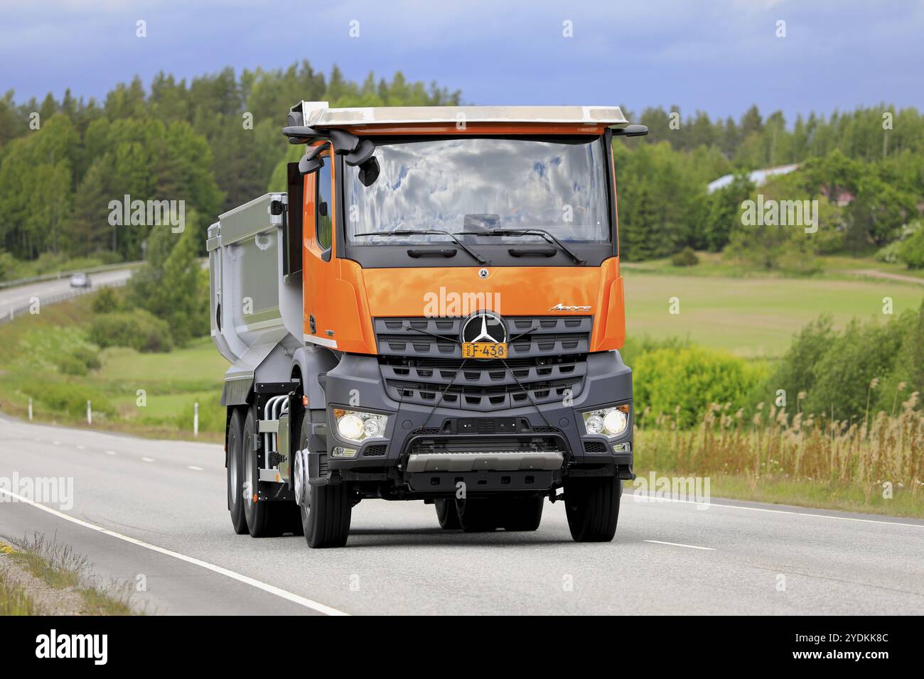 Neuer, orangefarbener Mercedes-Benz Arocs 3358 Kipper für den ...