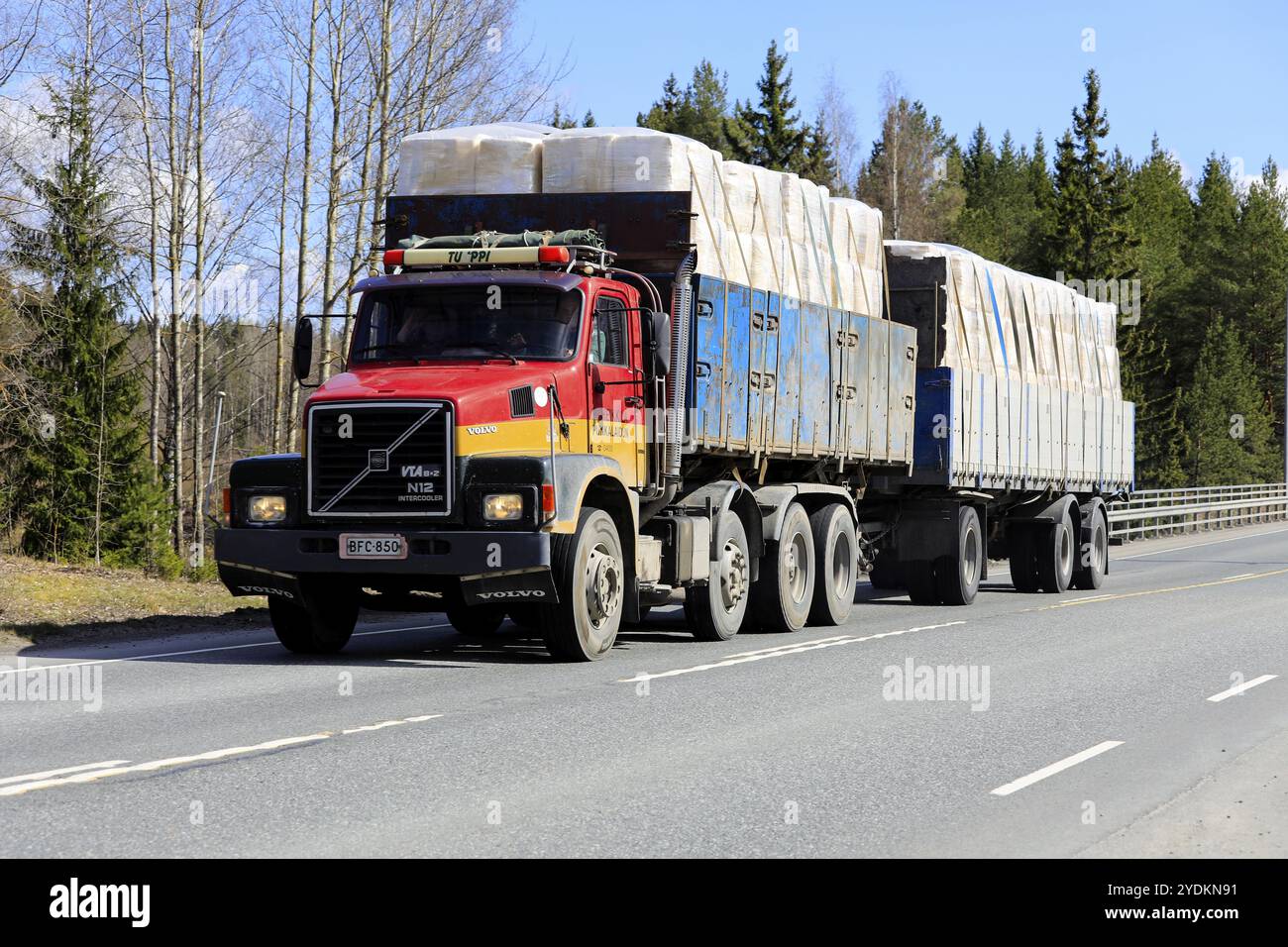 Klassischer konventioneller Volvo N12 VTA 8X2 Lkw, der an einem ...