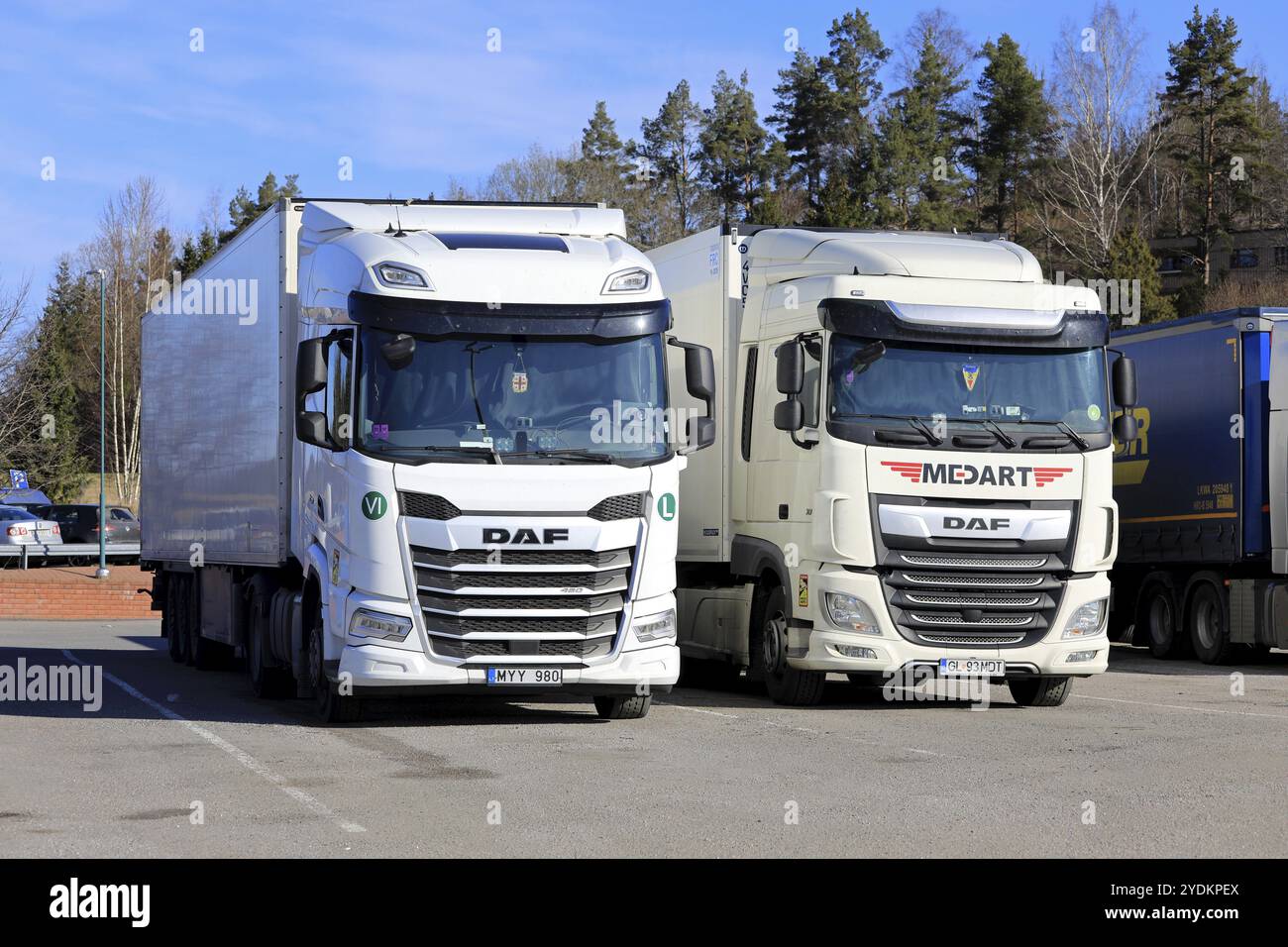 Zwei weiße schwere DAF XF-Lkw, Fahrzeug der Generation 2021 links und ...