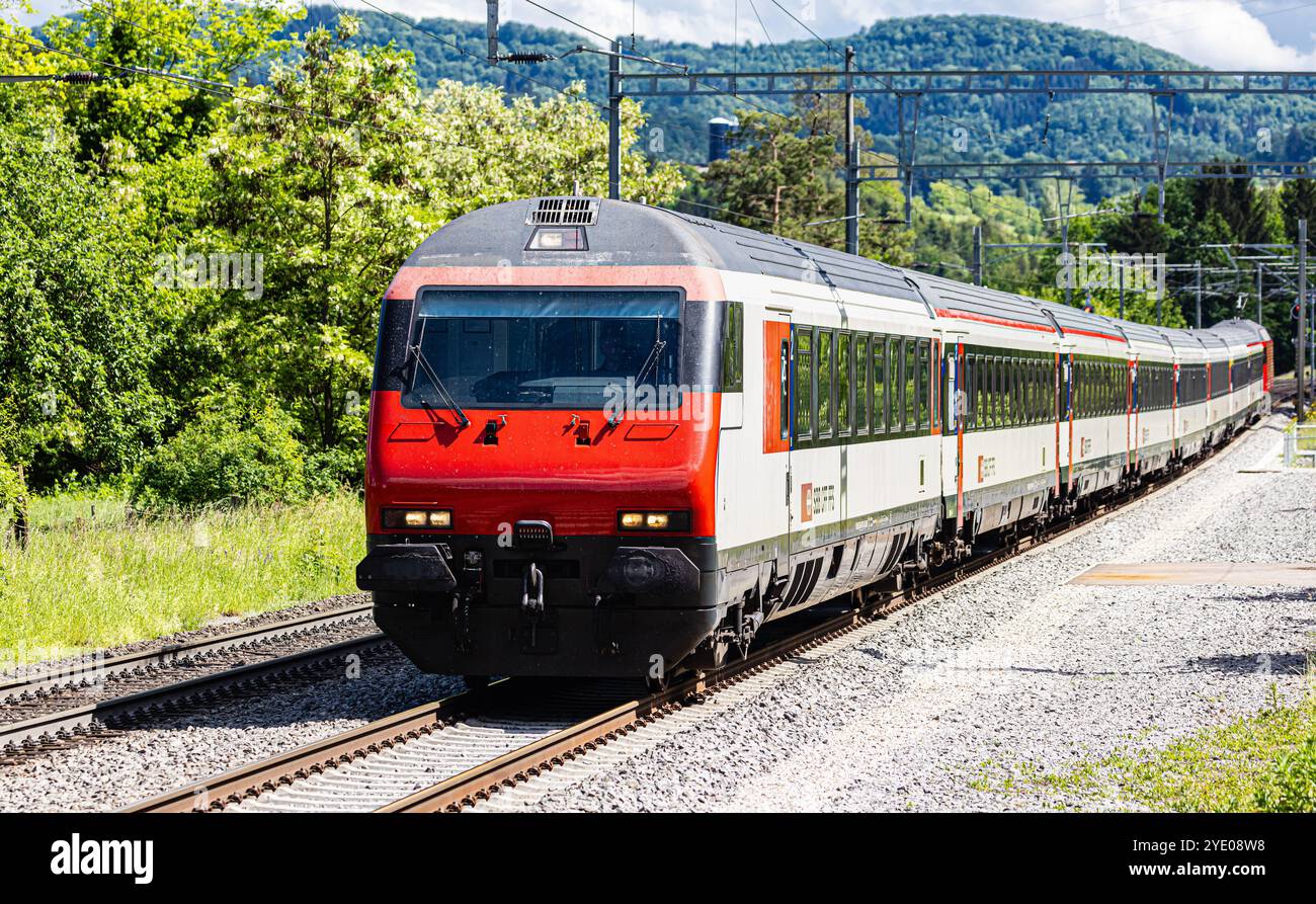 Böztal, Schweiz, 19. Mai 2024: Die SBB Eurocity fährt von Zürich nach ...