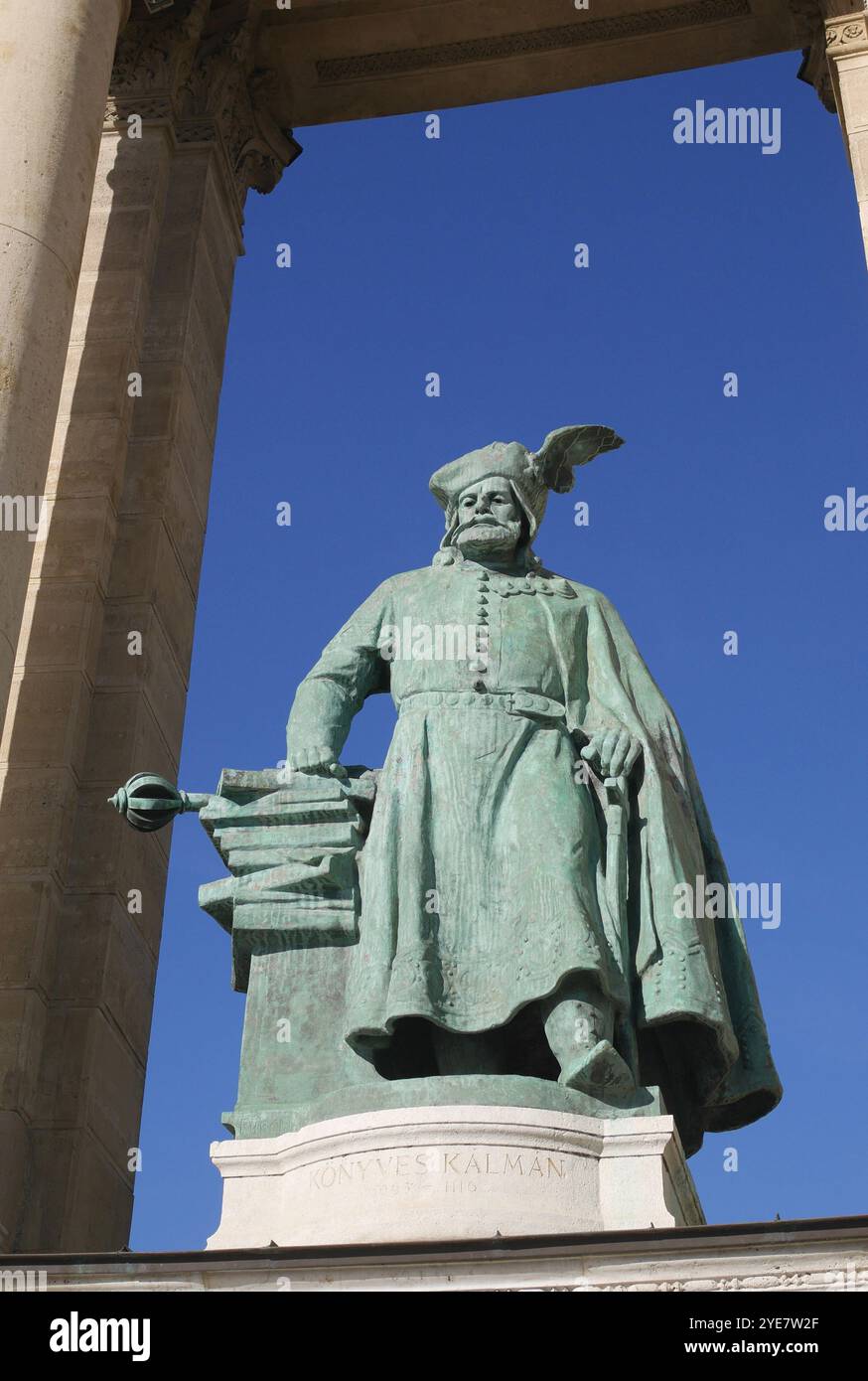 Statue von König Könyves Kálmán auf der Kolonnade des Millenniums ...