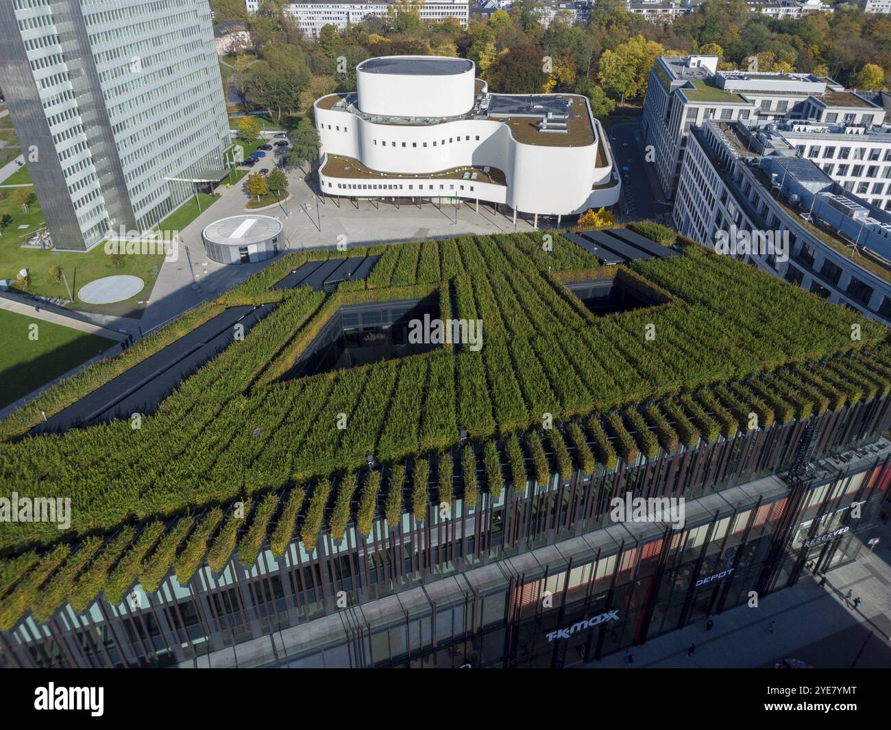 Gustaf-Gruendgens-Platz mit Schauspielhaus, Dreischeibenhaus und mit ...
