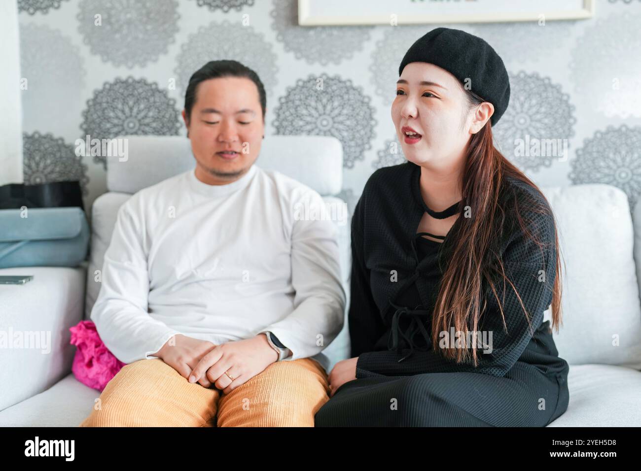 Ein koreanischer Mann und eine Japanerin, beide in ihren 30ern, sitzen ...